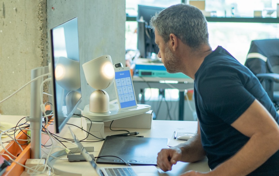 Digital Assistants vs Digital Companions: What's the Difference?